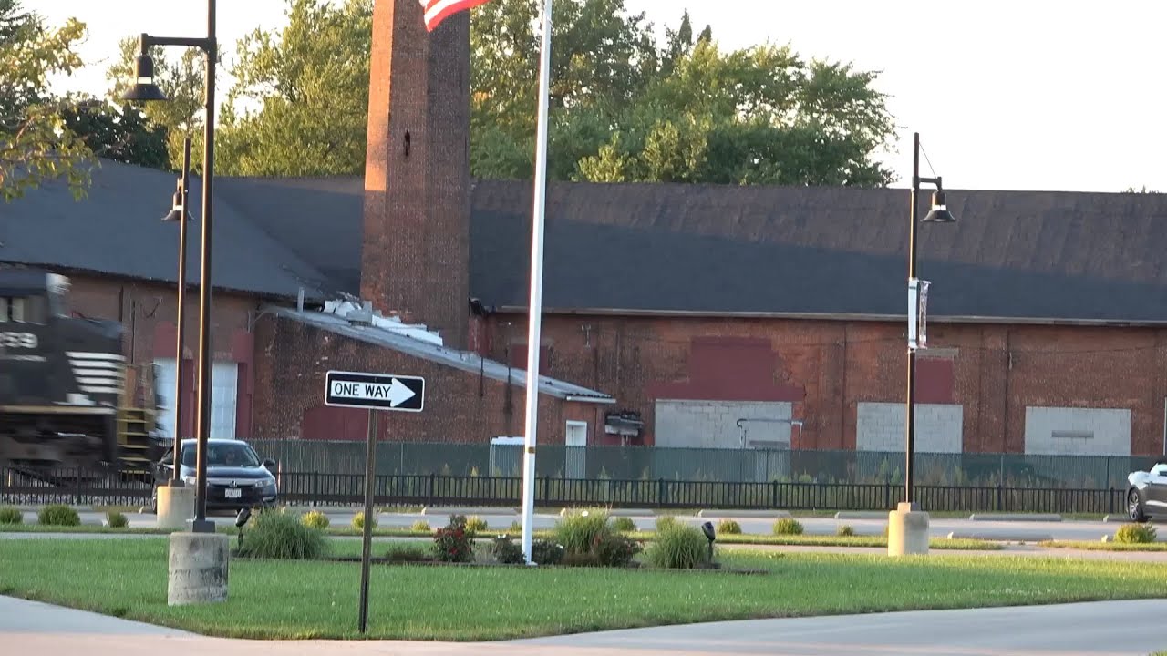 Fostoria, Ohio. NS 4289 & DPU 4506 power fast mixed freight train. - YouTube