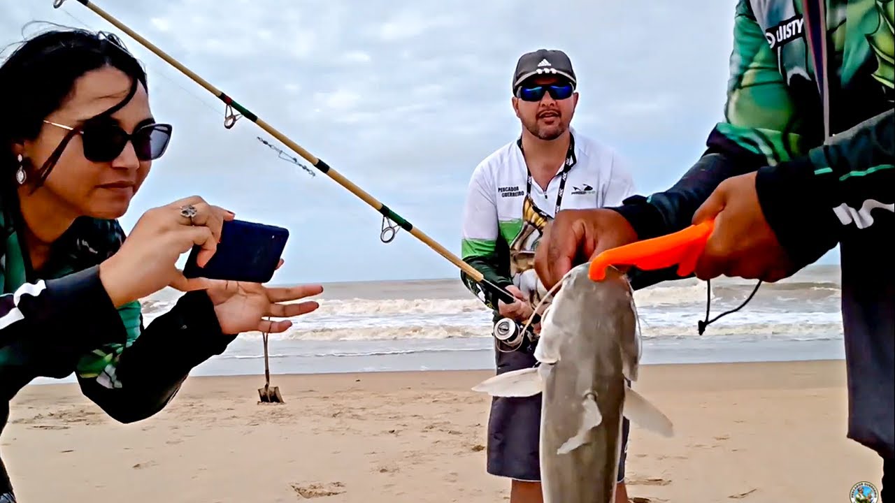 PEIXE GRANDE ATRAIU OS TURISTAS!! Pesca de Praia - YouTube
