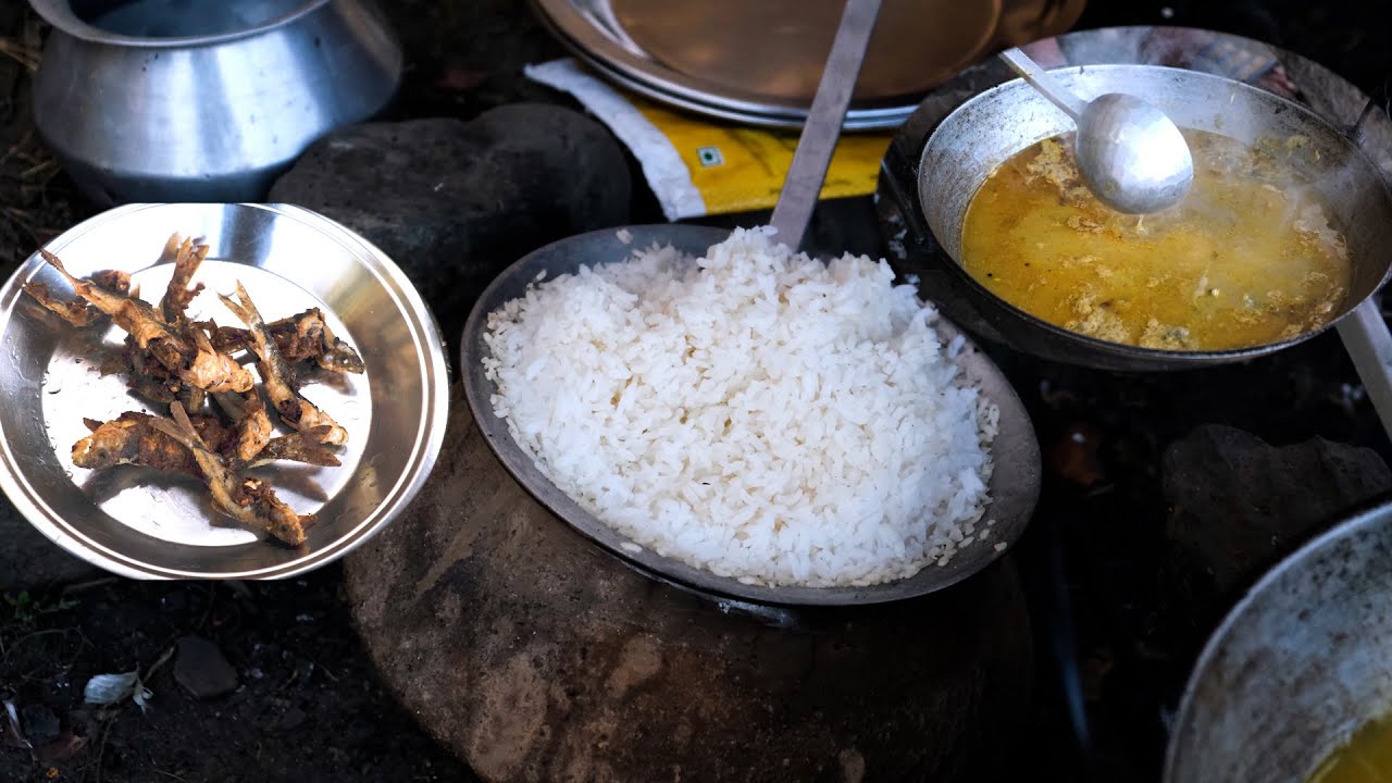local fish curry in the village || Nepali village Kitchen || - YouTube