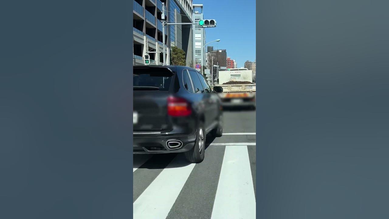 タクシーが客下ろしの為に駐停車禁止の交差点内に緊急停車したのを避けようとした車両を妨害して割り込ませないように進路妨害する撮影車は免許返納やろ
