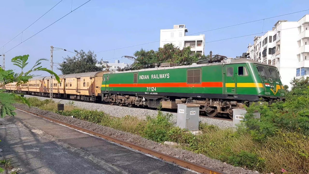 train videos indian railways | smvt howrah duronto express | krishna ...