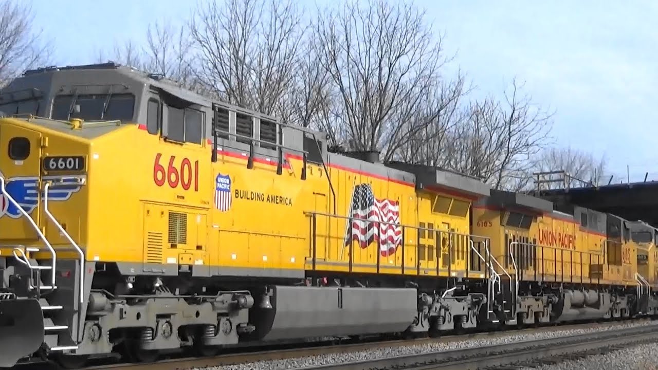 UP 7375 Meets BNSF 8259- Stack Trains, Galesburg, IL - YouTube