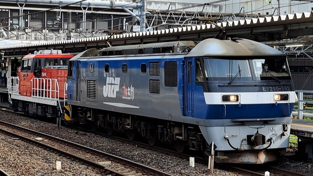 約1年ぶりにHD300がOM出場！《岡山のHD300 OM出場無動回送(全検)》JR貨物EF210 152号機+ムドHD300 18号機[岡]が大宮駅⑪を出発！(単8253列車・新鶴臨 ...