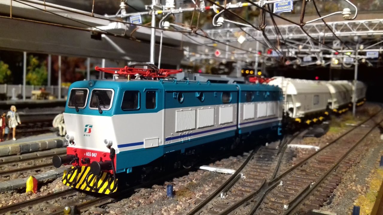 E655 047 Caimano Roco - Treno merci carri tramoggia - YouTube