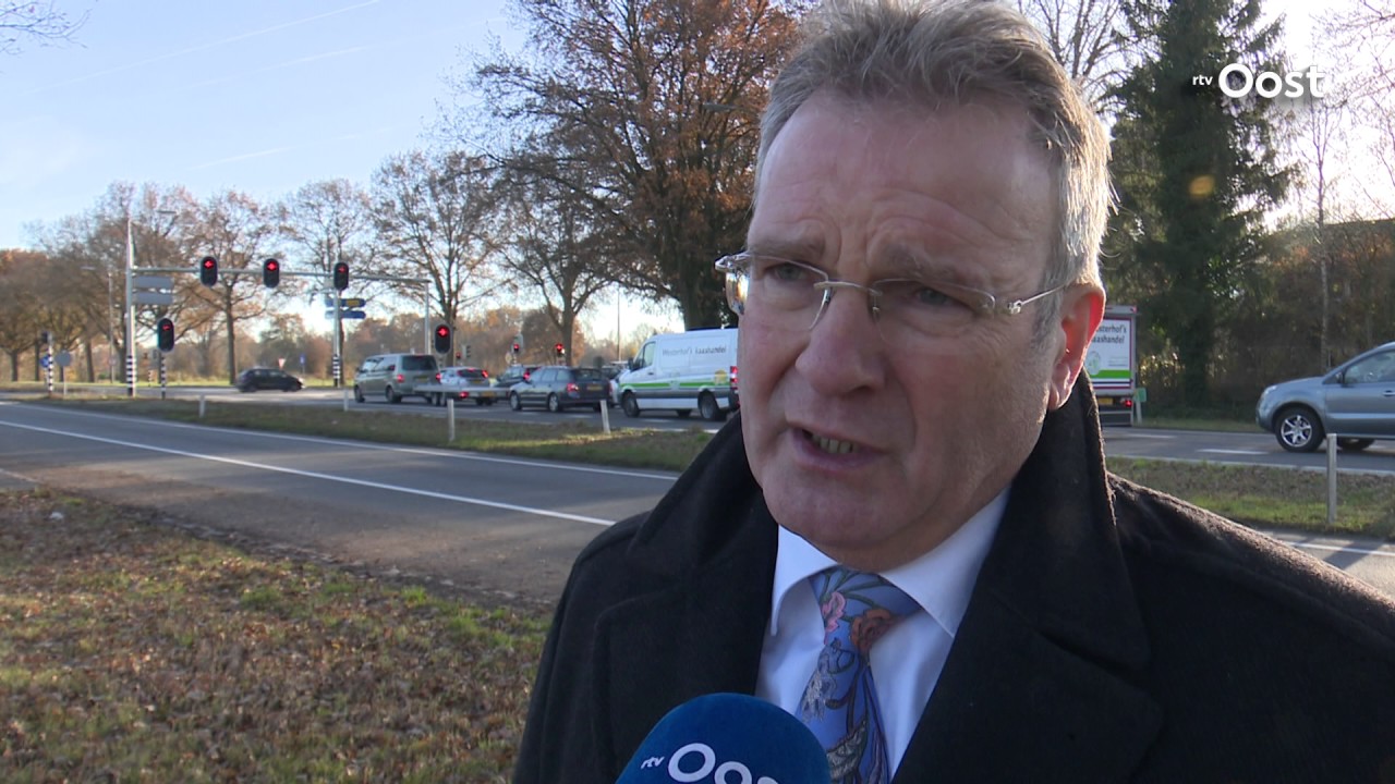 Feest in Raalte: geld voor kruispunt Bos - YouTube