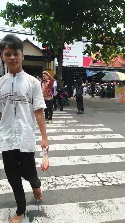 Hati2 nyebrang di jalan gunakan zebra cross - YouTube