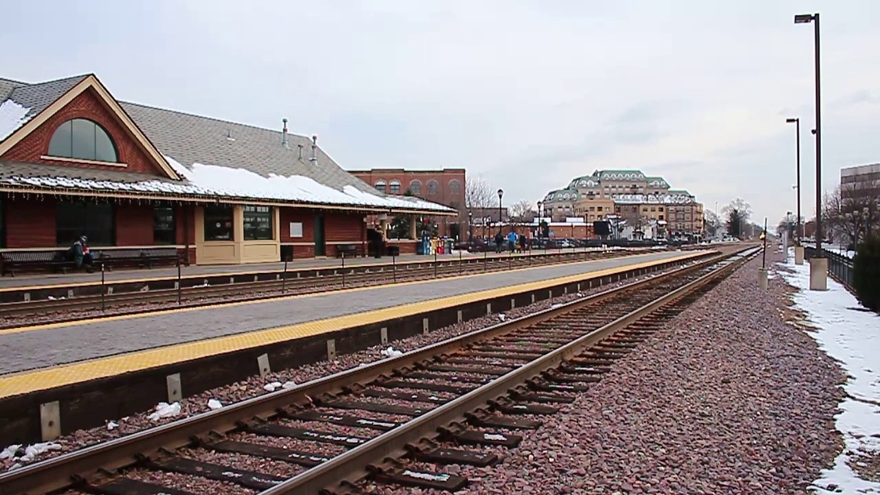 Metra 133 Leads Operation North Pole Express Through Palatine - YouTube