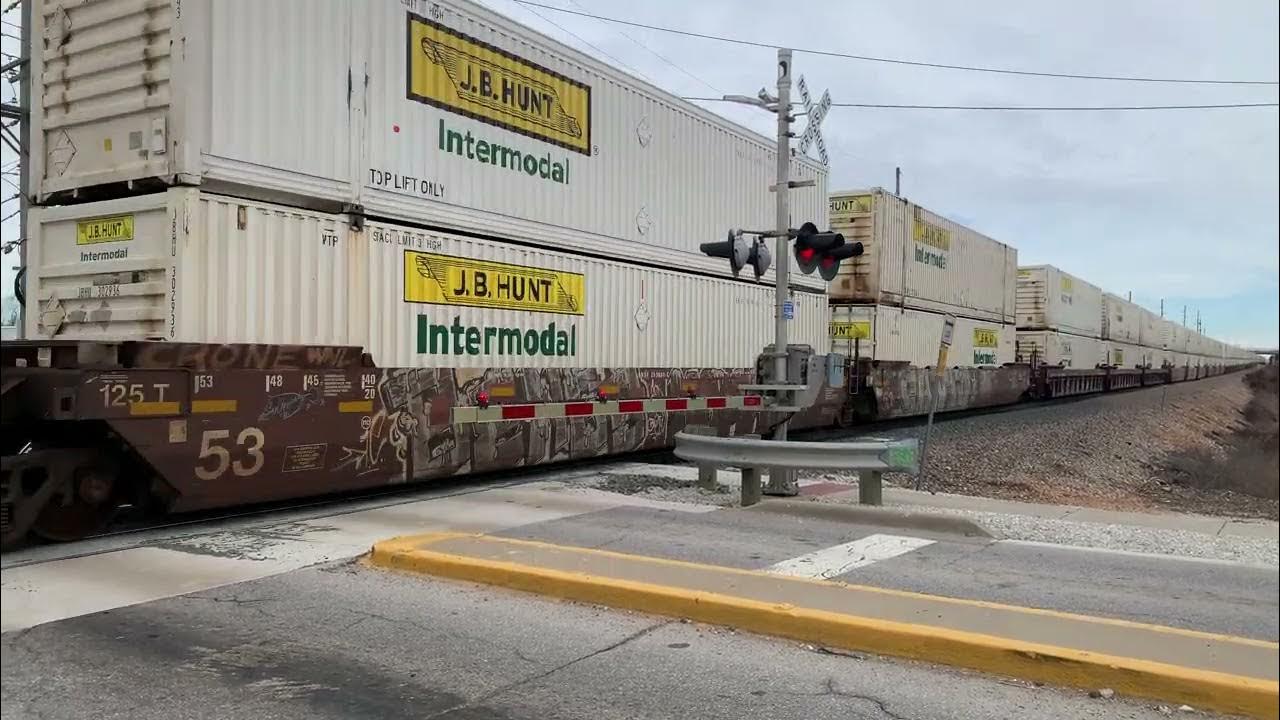 BNSF 7122, 1069, and 8212 at Cherry Street Crossing - YouTube