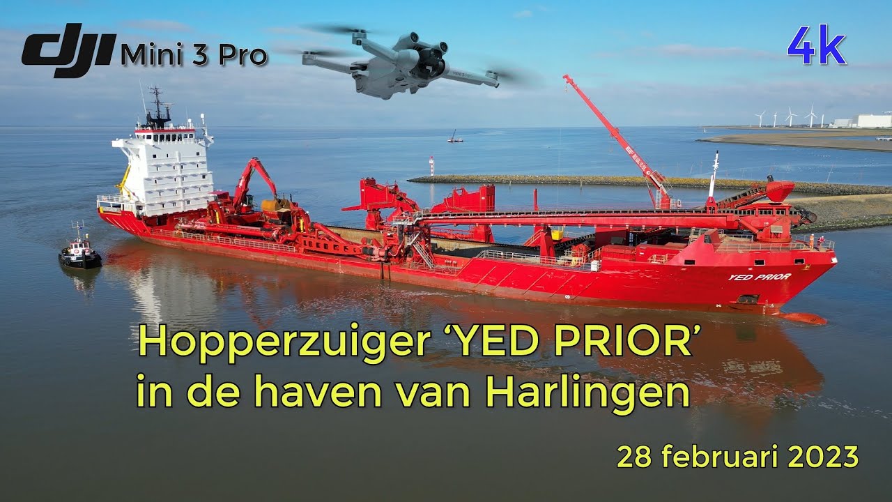De hopperzuiger ‘YED PRIOR’ in de haven van Harlingen. De Mini 3 Pro ...