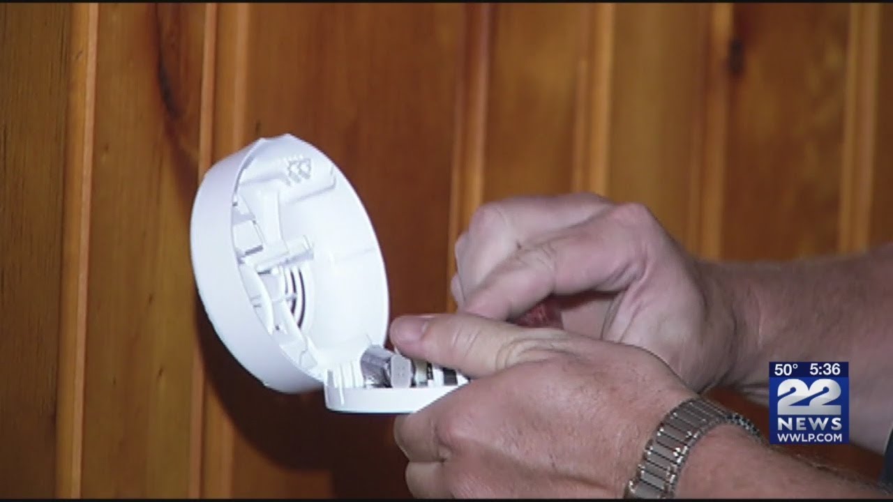 Red Cross of Western Massachusetts installing smoke alarms - YouTube