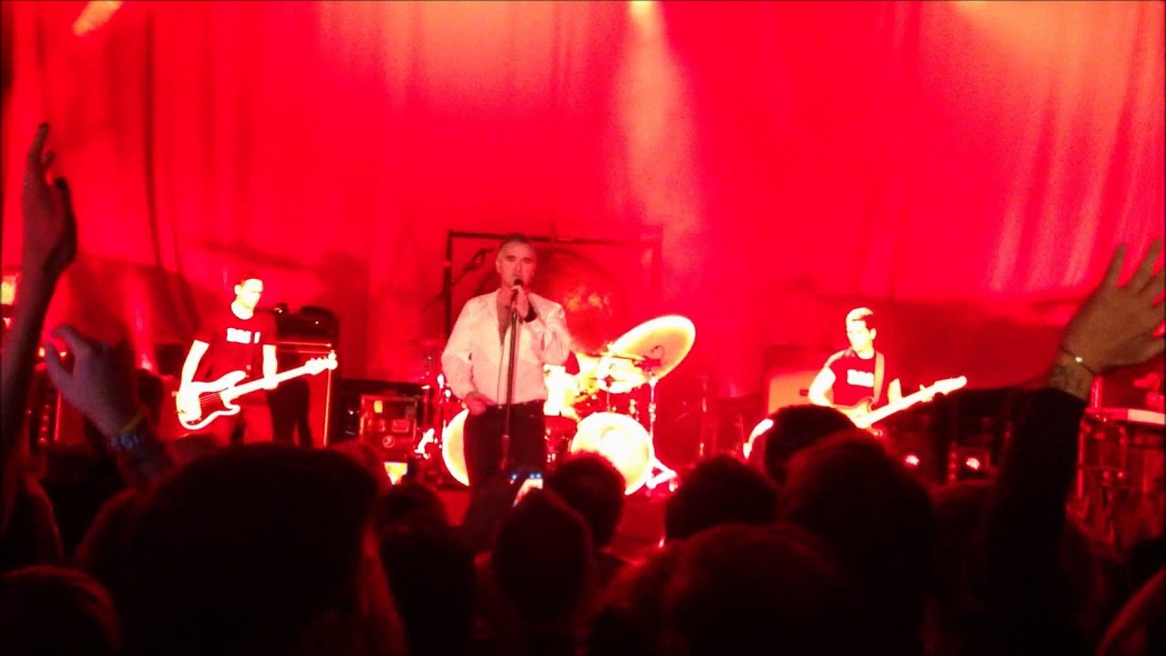 Morrissey - Shoplifters of the World (live) - YouTube