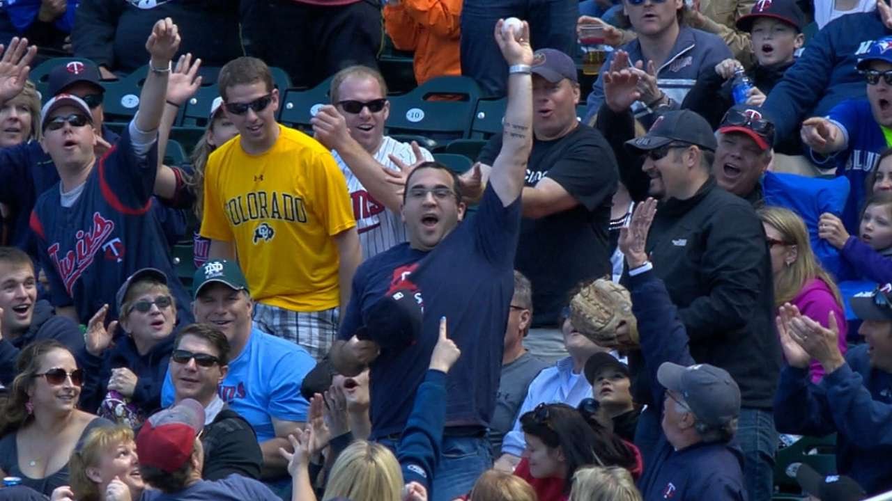 Twins fan catches foul ball with his hat - YouTube