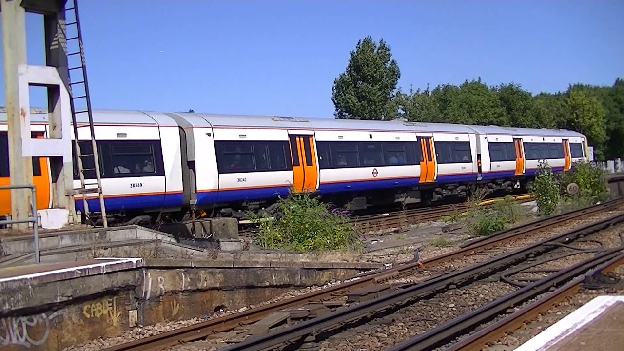 London Overground Class 378 140 departs Clapham Junction. - YouTube