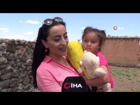 Sinoplu Esra Öğretmenden Diyarbakırlı Köy Çocuklarına Bayram Hediyesi