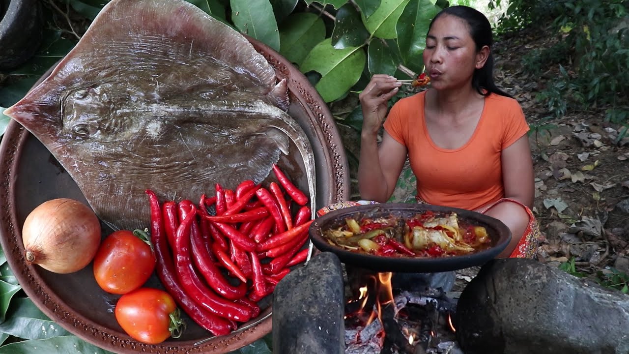 Cooking Stingray Curry with Tomato and Onions for Lunch - Stingray ...