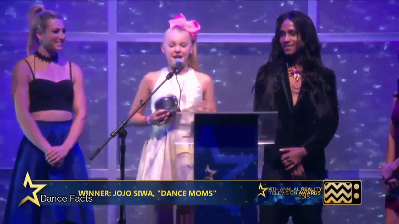 JoJo Siwa Cries on Stage at Awards Ceremony - YouTube