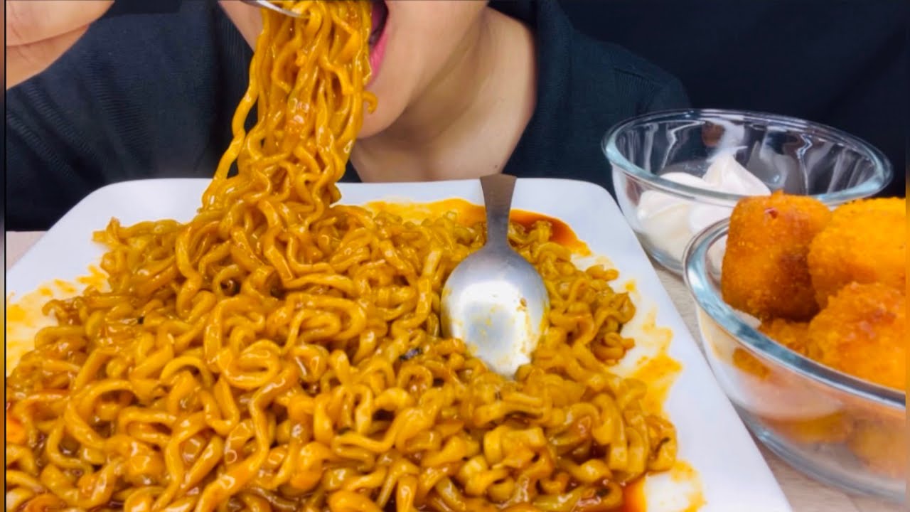 ASMR EATING VOLCANO HOT SPICY CHICKEN NOODLES & CHILLI CHEESY NUGGETS ...