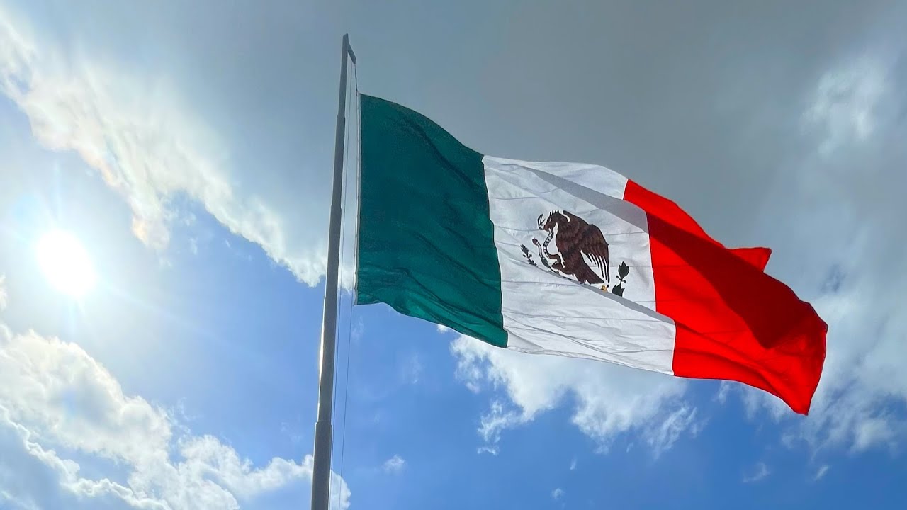 MÉRIDA ceremonia bajada de la Bandera Monumental en el Parque La ...