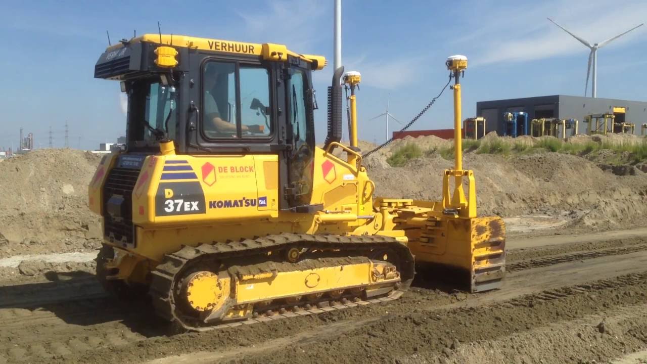 Komatsu bulldozer D37 - Trimble 3D sturing - YouTube