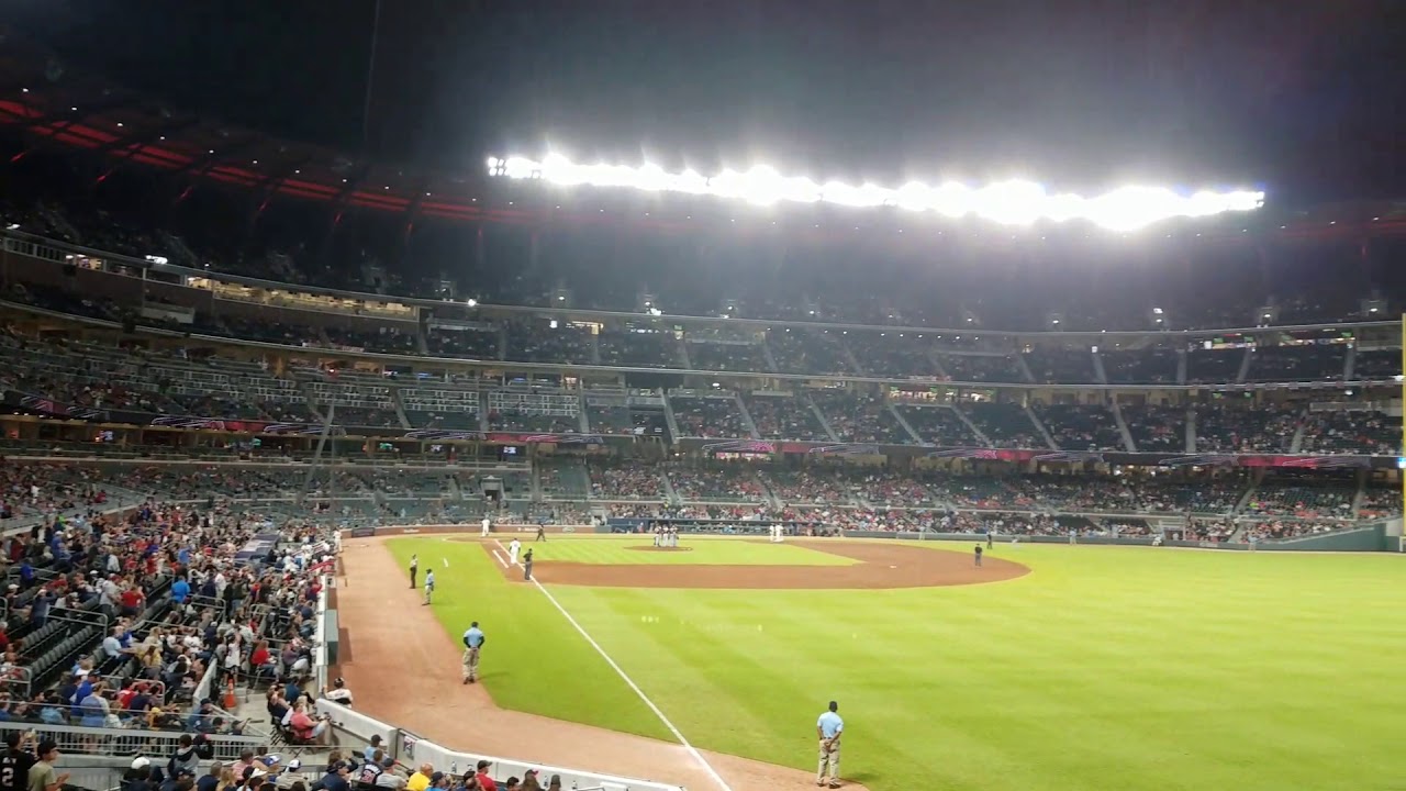 Intimidating Atlanta Braves dim Stadium lights for tomahawk chop - YouTube