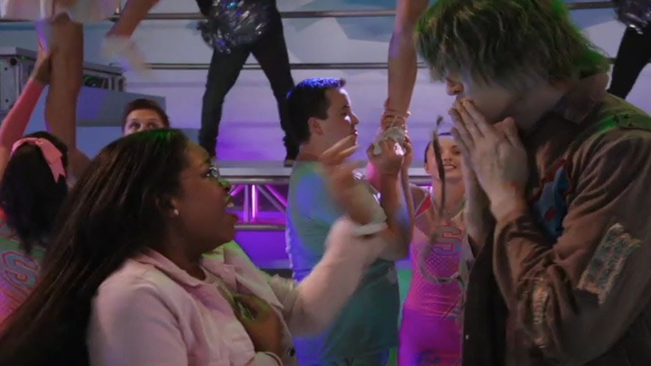 Best Friend's Brother {Z O M B I E S Style} Bree x Bonzo - YouTube