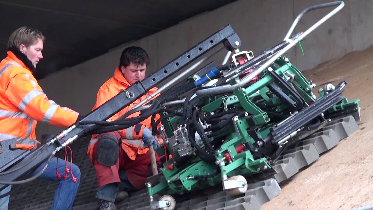 Machinaal graskeien leggen op talud A27 Natuurverbinding Zwaluwenberg ...