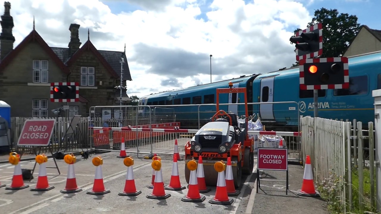 Day 3 of the Onibury level crossing closure. - YouTube