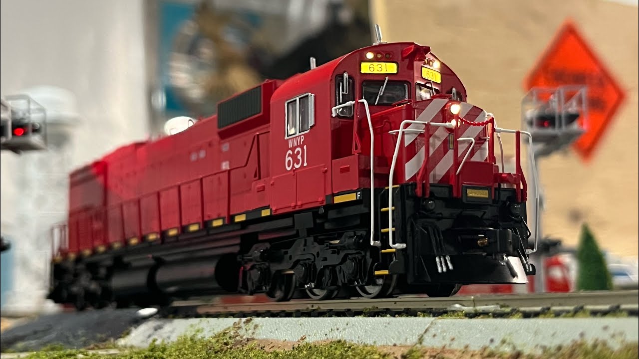 NEW Bowser Ho scale WNYP #631 With Sound AND WORKING CLASS LIGHTS - YouTube