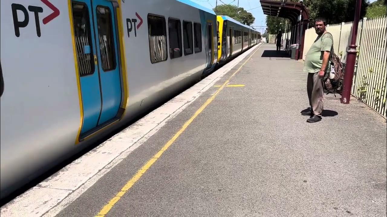 An outbound X’trapolis train at Clifton Hill Station on the Hurstbridge and Mernda lines. - YouTube