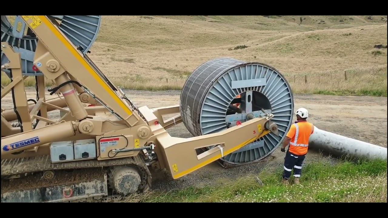 HOW TO UNLOAD AND LOADING DRUM CABLE AND A BIG DRUM CARRIER IN A BIG ...