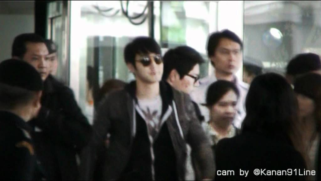 [Fancam] 120130 Siwon and his Mom at Suvarnabhumi Airport - YouTube