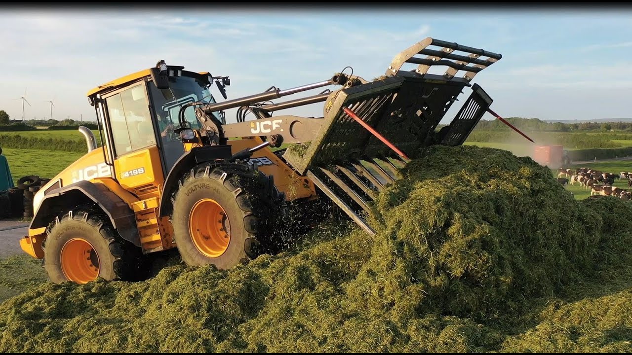 Silage pit only footage, JCB 419s, experienced operator. - YouTube