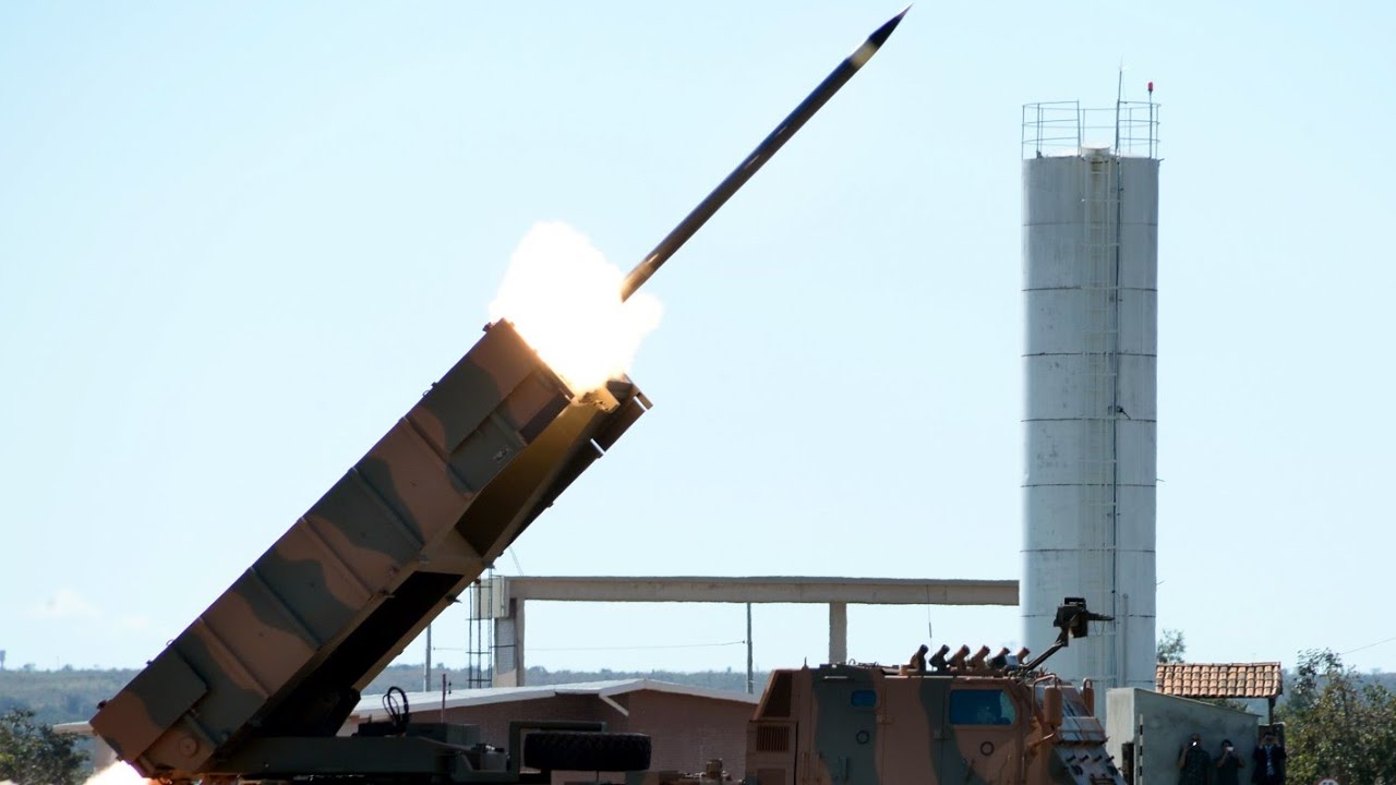 Astros 2020 em ação. Astros 2020 rocket launcher in action. - YouTube