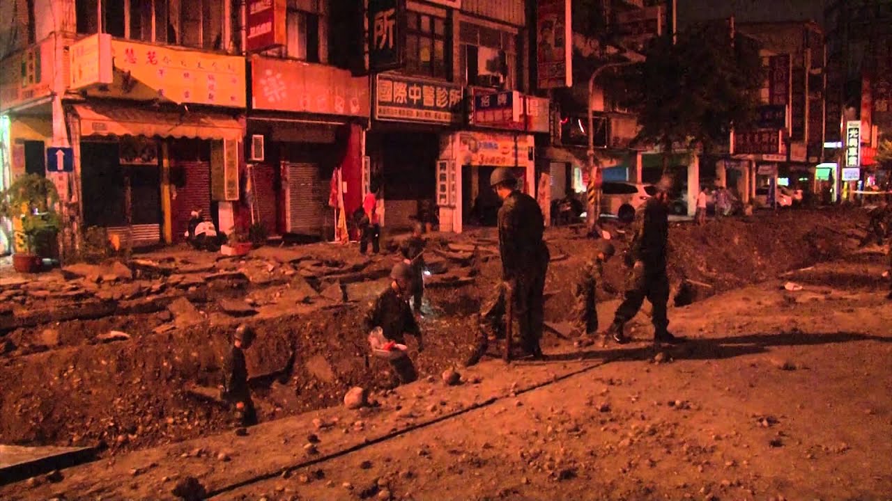 Kaohsiung Taiwan gas explosion aftermath July 31, 2014 - YouTube