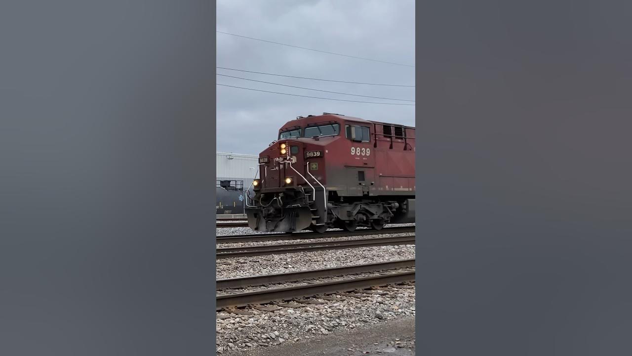 CP 9839 leads a manifest through Franklin park - YouTube