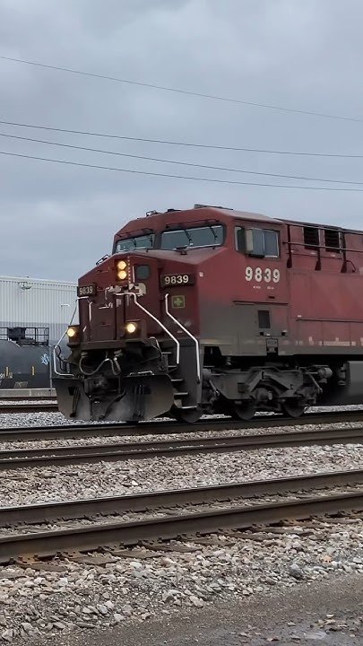 CP 9839 leads a manifest through Franklin park - YouTube