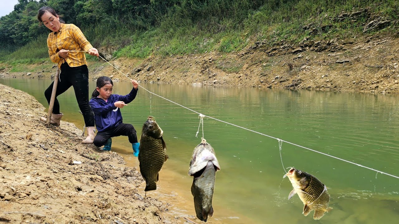 Fishing Skills - Ancient Fishing Techniques - Lucky Mother and Daughter ...
