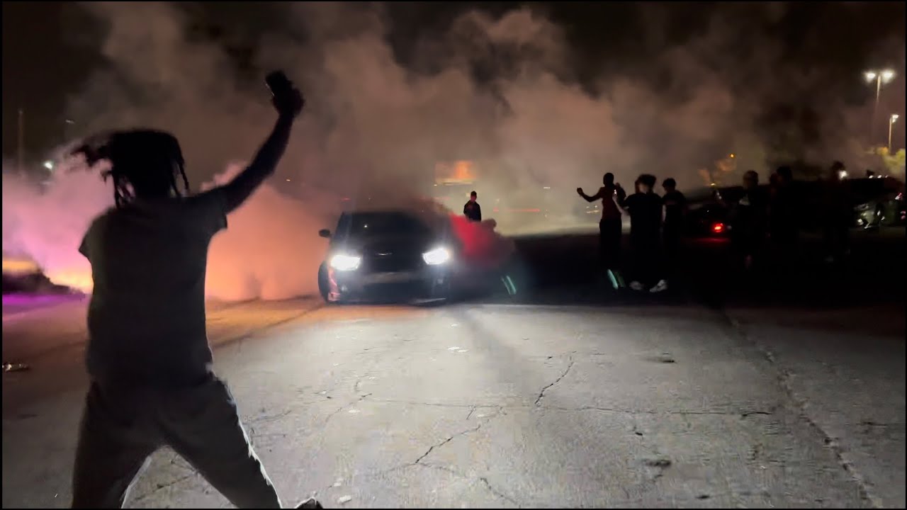 SRT SWAPPED MAGNUM TURNED THE CAR MEET TO A SMOKE SHOW - YouTube