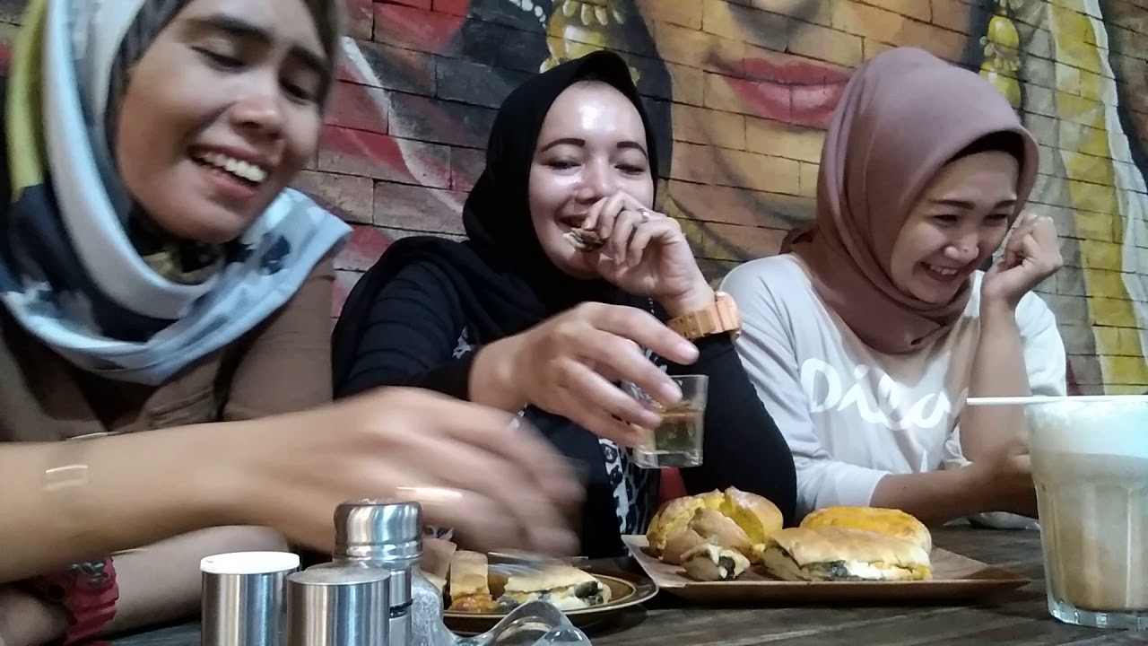 Obrolan istri istri yang ditinggal suami kerja - YouTube