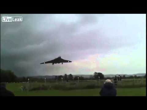 Vulcan Bomber Fly by With real Howl noise - pure sound