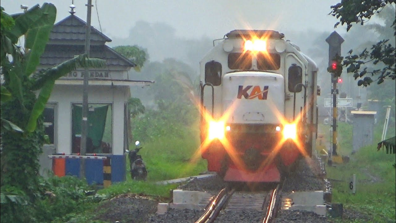 Nyegat Kereta Api Commuter Line Merak !!! - YouTube