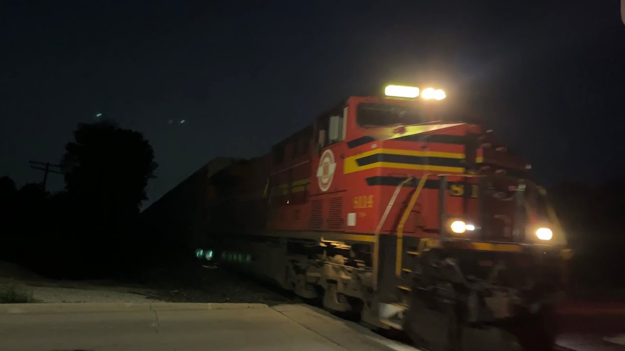 NS #8114 (NS HU) (ES44AC) leads NS 31M south through Trenton, MI, Horn ...