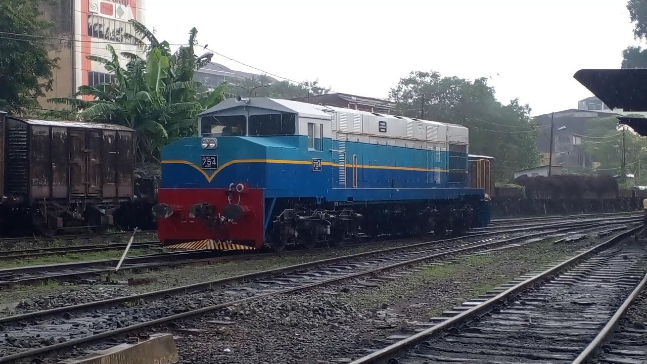 Sri Lanka Railway M4 754 Menik Shunting @ ELS Maradana - YouTube