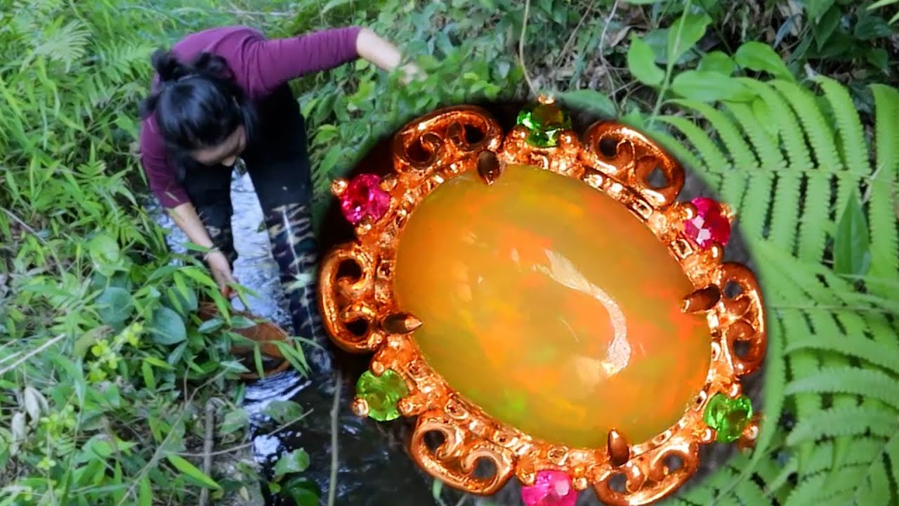 The girl found the rare emerald pearl queen in the yellow clam shell ...