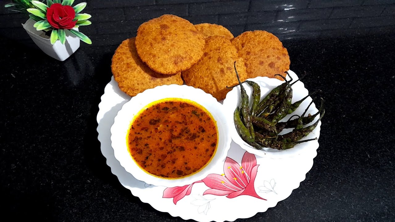 समोसा खस्ता कचौरी तीनो का स्वाद एक में ही तीखी मिर्ची के साथ || Monika ...