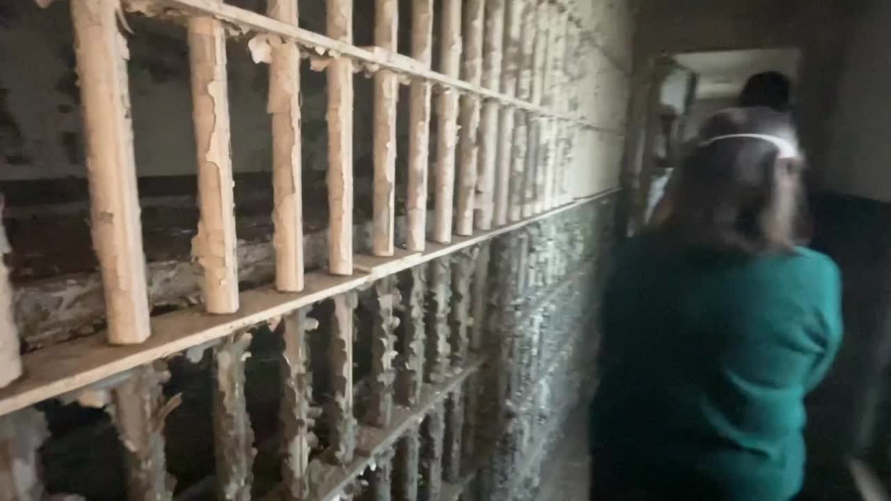 Tour of old jail in downtown Victoria - YouTube
