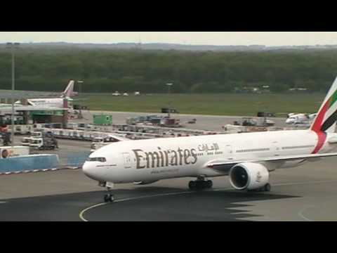 Emirates B777-300ER - landing and ground handling - YouTube