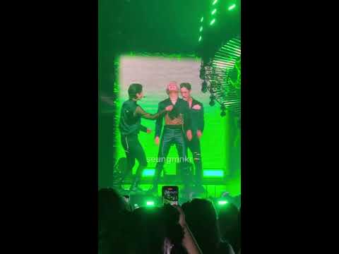 Felix showing Jeongin's abs to stay #jeongin #felix #straykids - YouTube