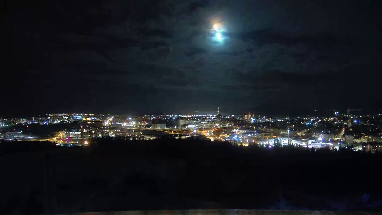 Huge meteor burns up over Reykjavík - Live from Iceland - YouTube