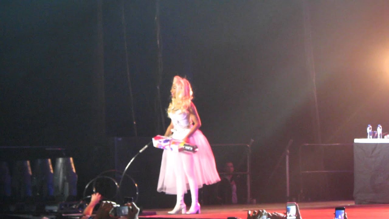 Nicki Minaj With A Gun - Concert In Amsterdam - YouTube